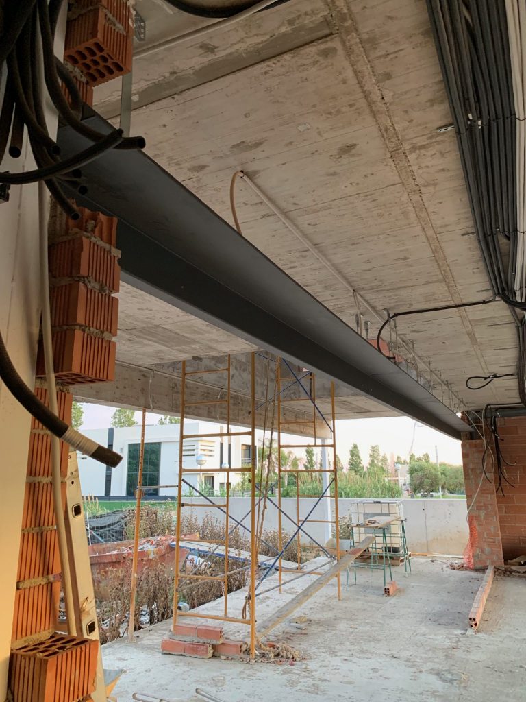 Junio 2019: Colocando suelos, dinteles y puerta principal – TrideaProjects