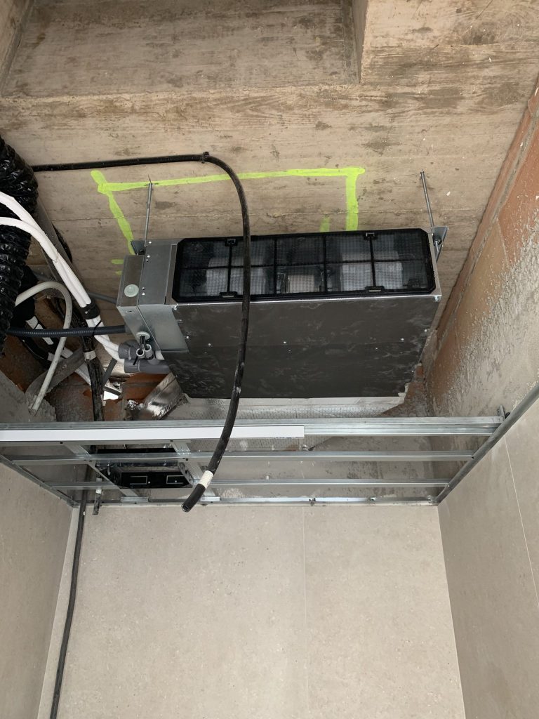 Julio 2020: … y se empiezan a tirar cables y poner máquinas ...