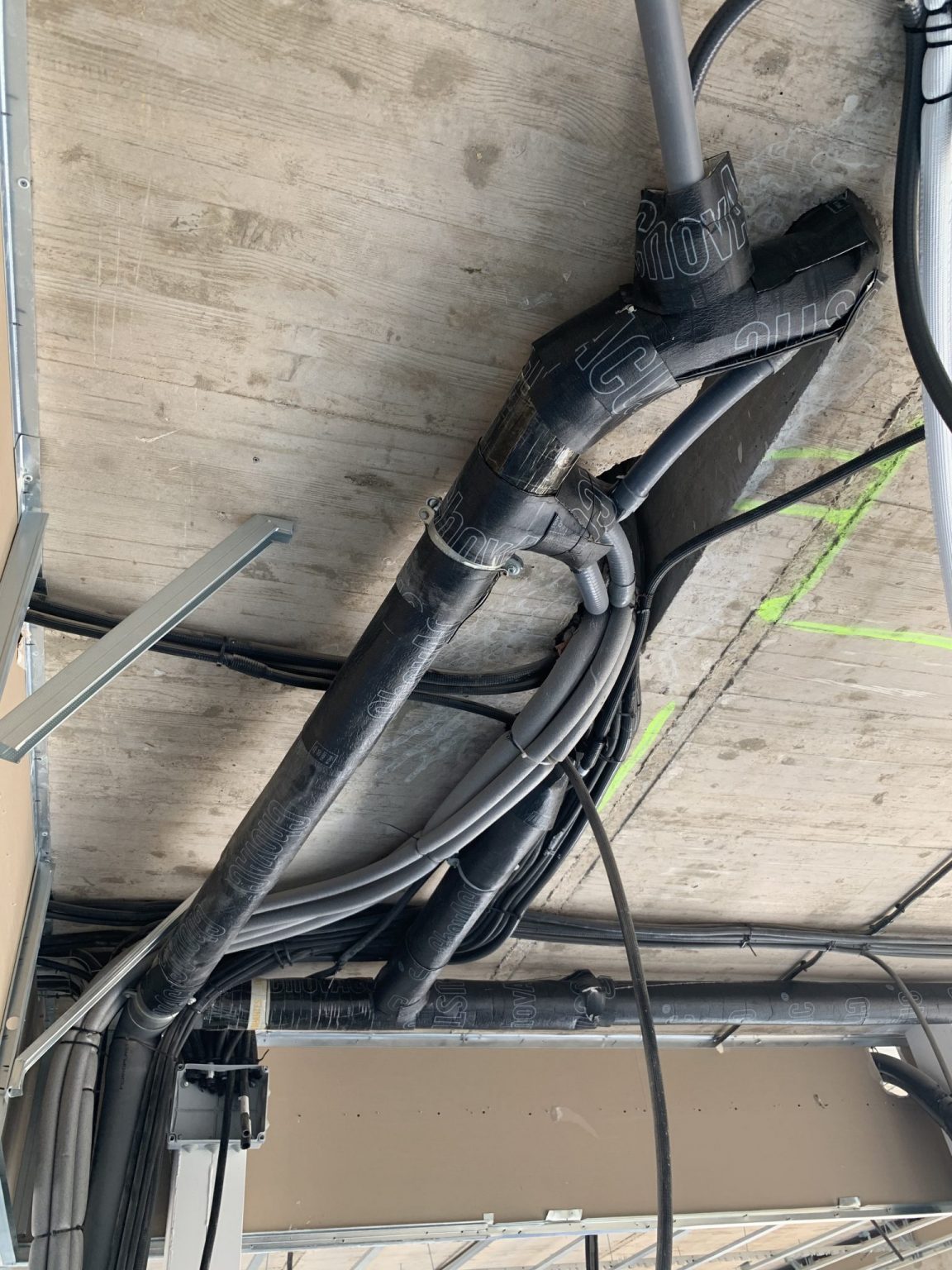 Julio 2020: … y se empiezan a tirar cables y poner máquinas ...