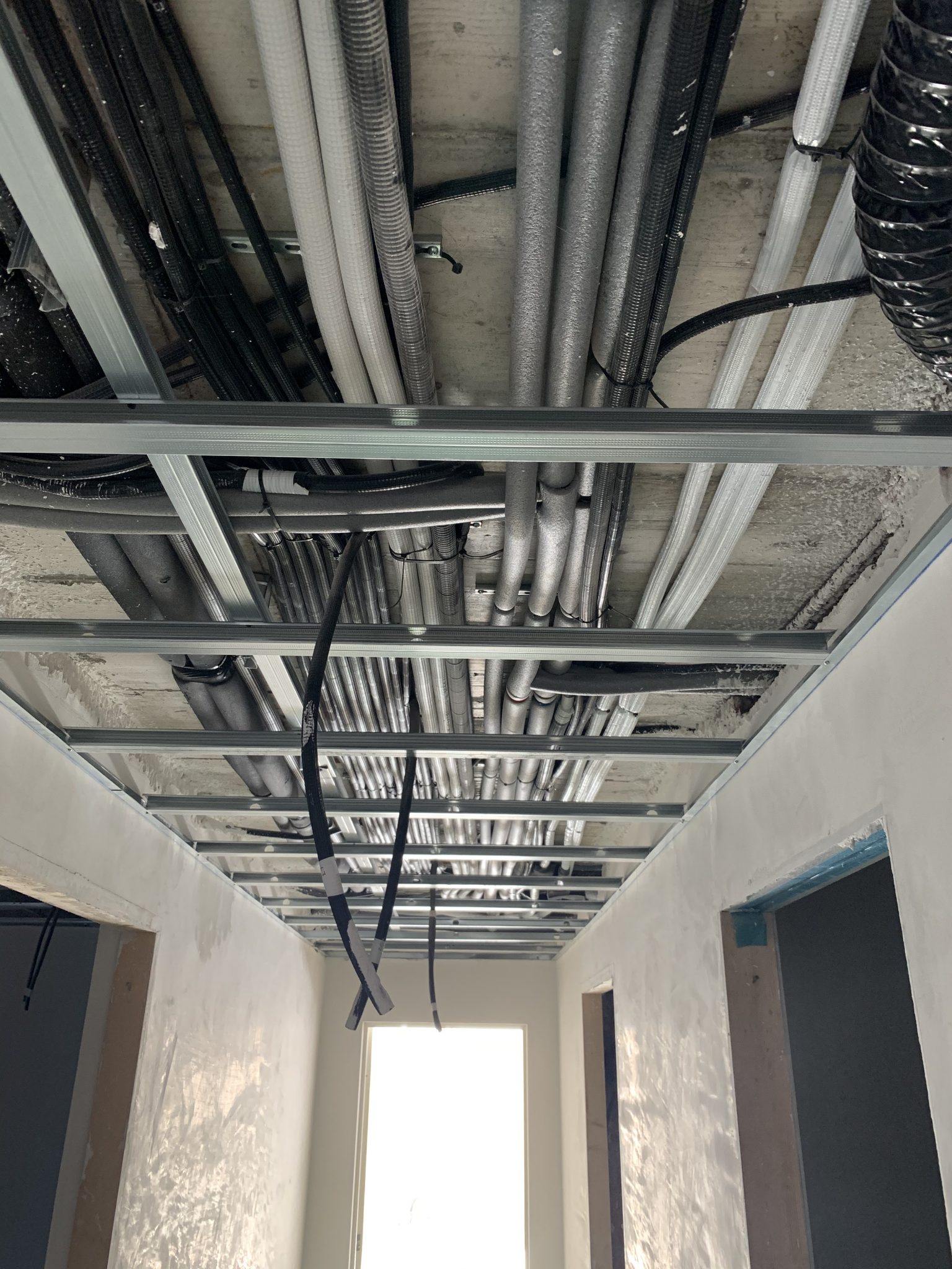 Julio 2020: … y se empiezan a tirar cables y poner máquinas ...